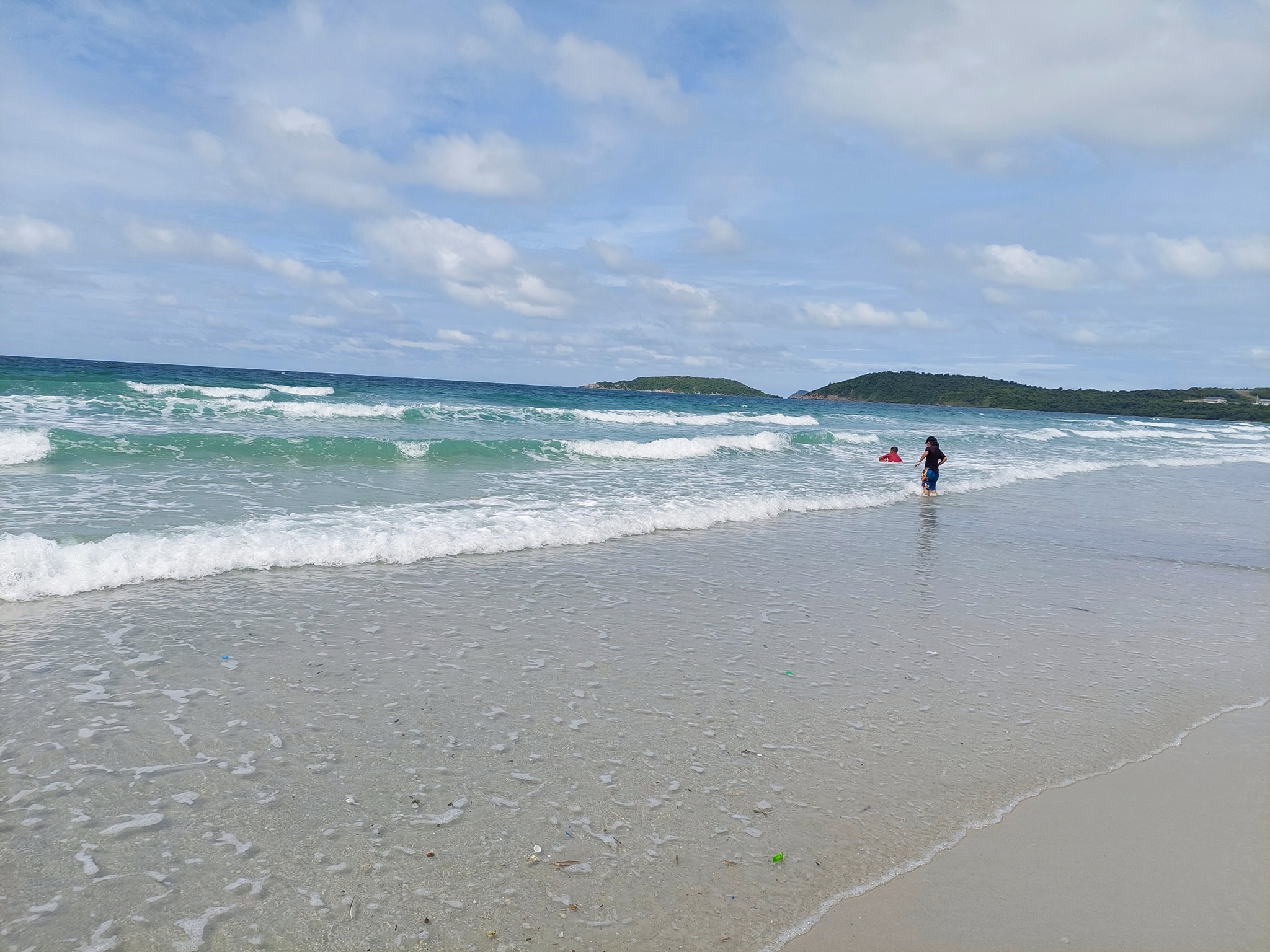 หาดน้ำใส หาดสวย น้ำใส น่าไปนอนอาบแดด