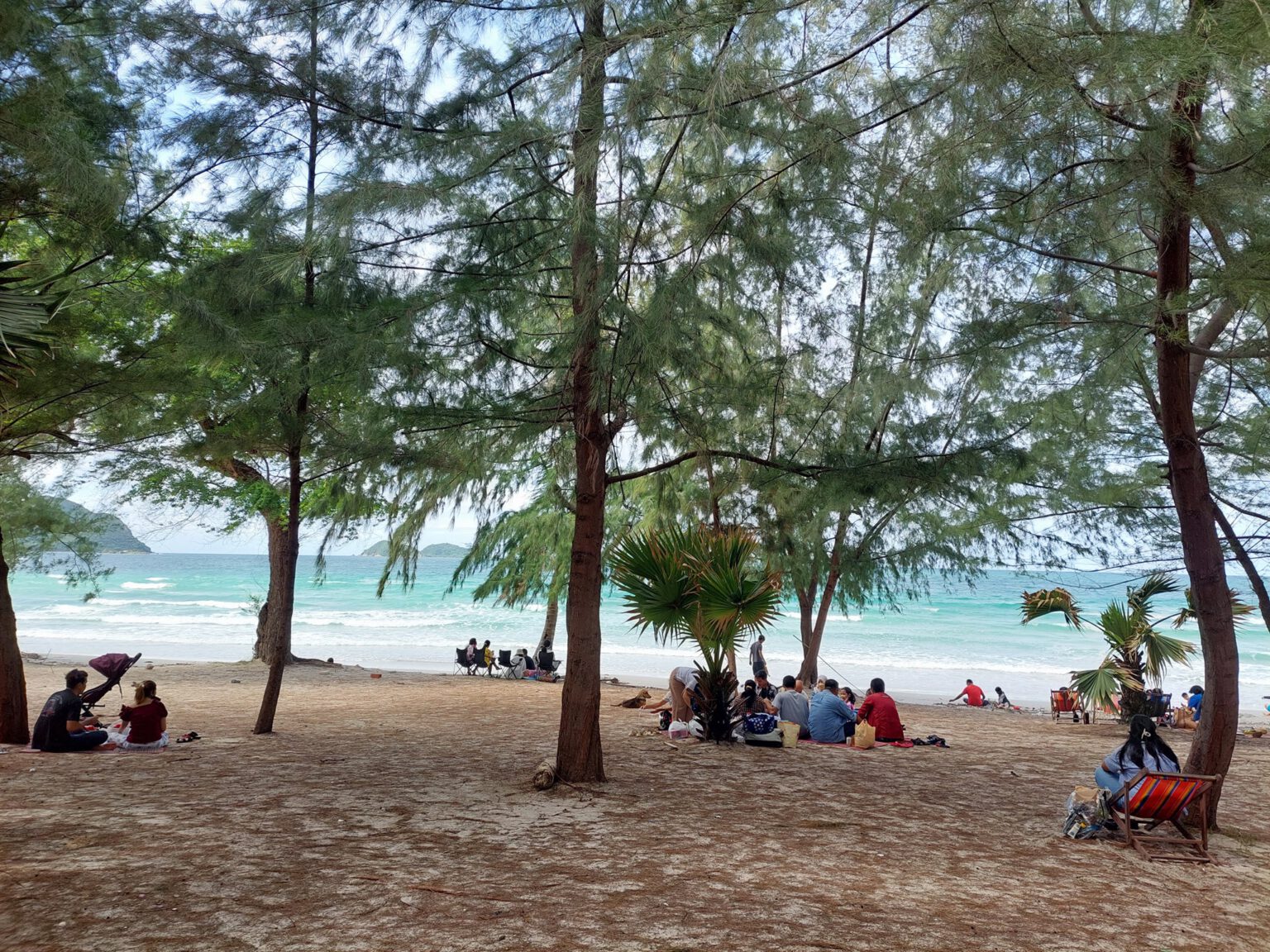 หาดน้ำใส หาดสวย น้ำใส น่าไปนอนอาบแดด