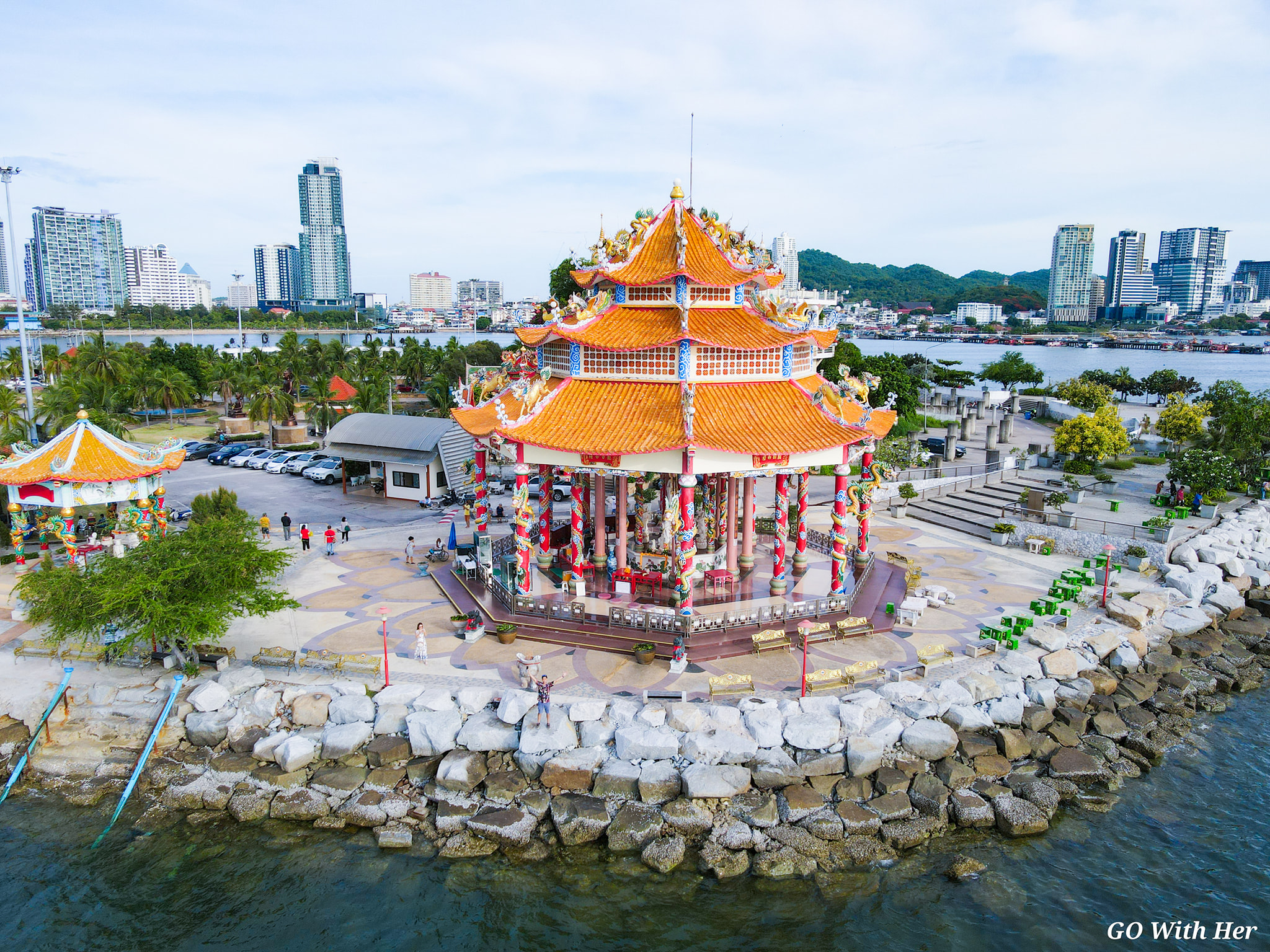 เดินเล่น เช็คอิน ชมวิวเก๋ๆ ที่เกาะลอยศรีราชา